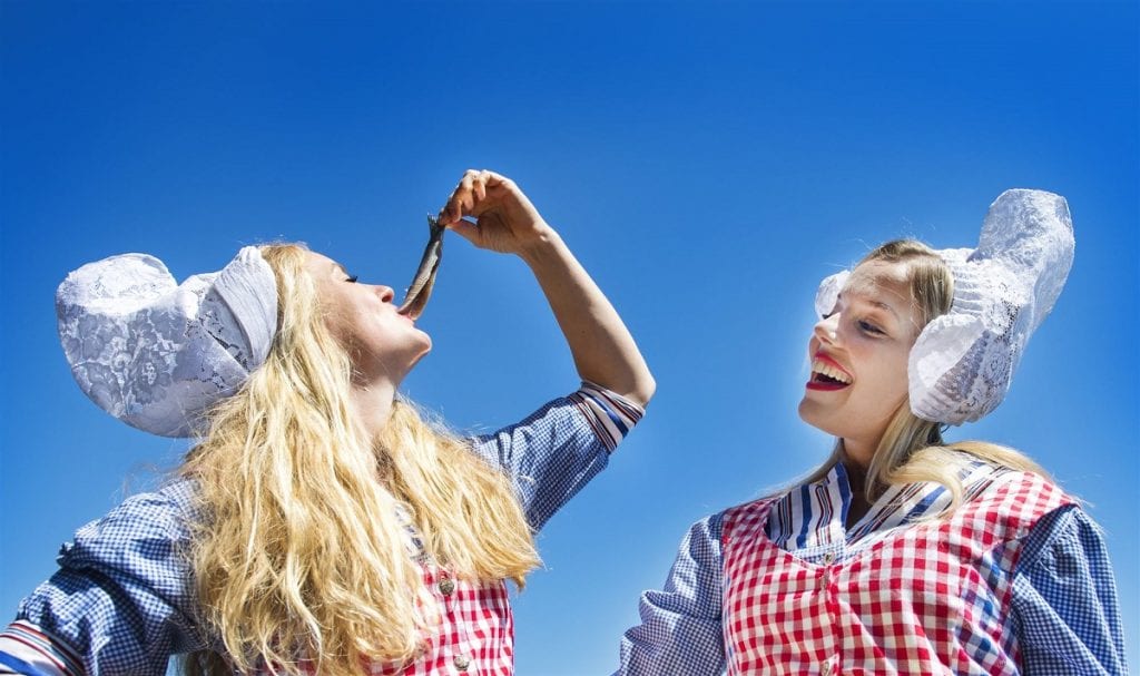 Hap, slik, weg: in dit café kunnen we haring happen - indebuurt Tilburg