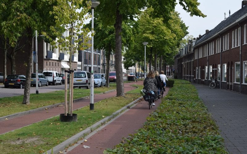 Mag je in een fietsstraat met een auto fietsers inhalen? - indebuurt ...