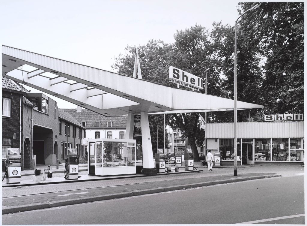Vroeger: toen we nog konden tanken bij de Shell aan het Korvelplein ...