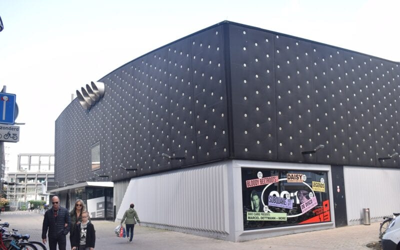 Wat zijn dat voor metalen rondjes bij Poppodium 013? - indebuurt Tilburg