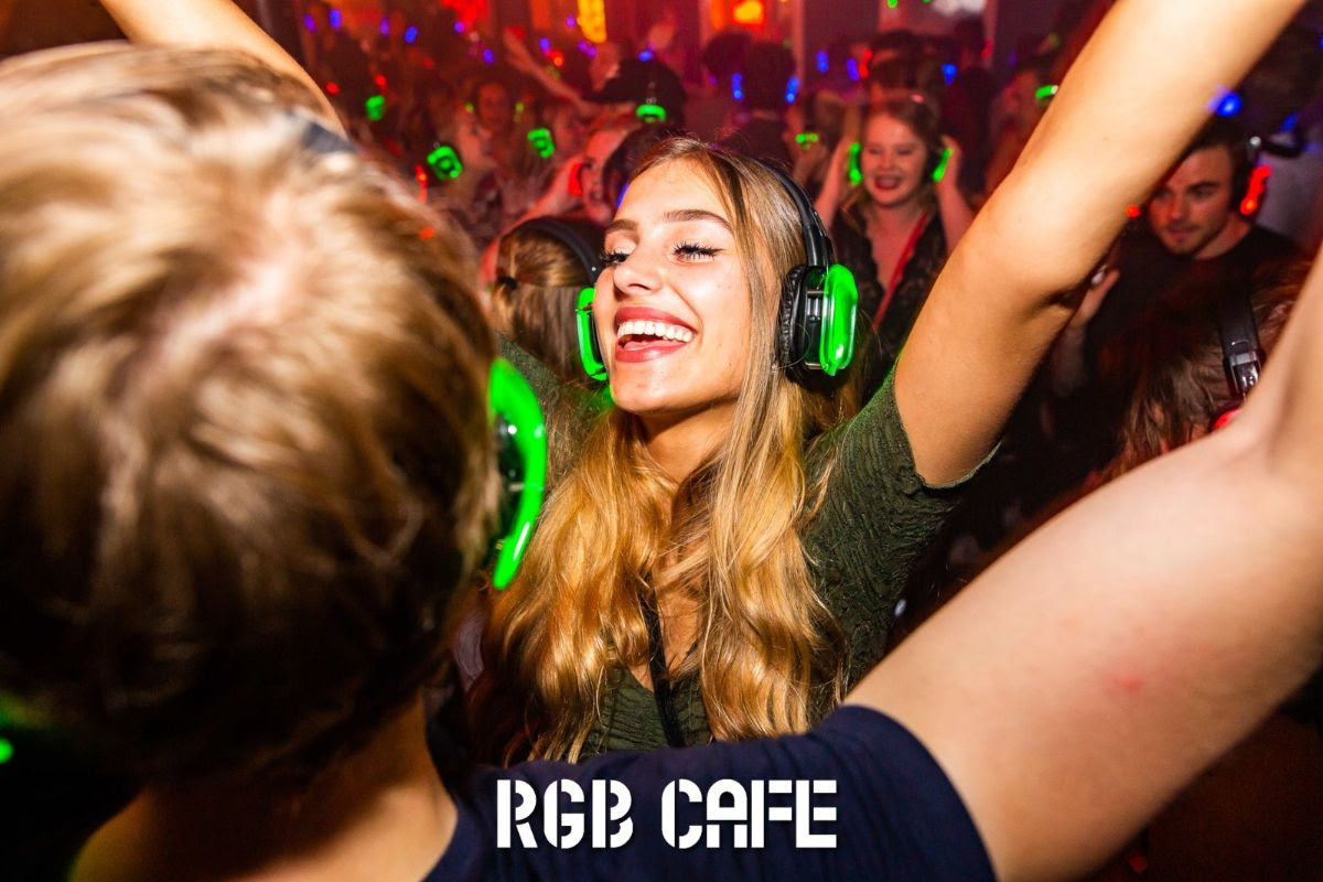 Fuifje! Café Philip verandert in grootste silent disco van Brabant ...