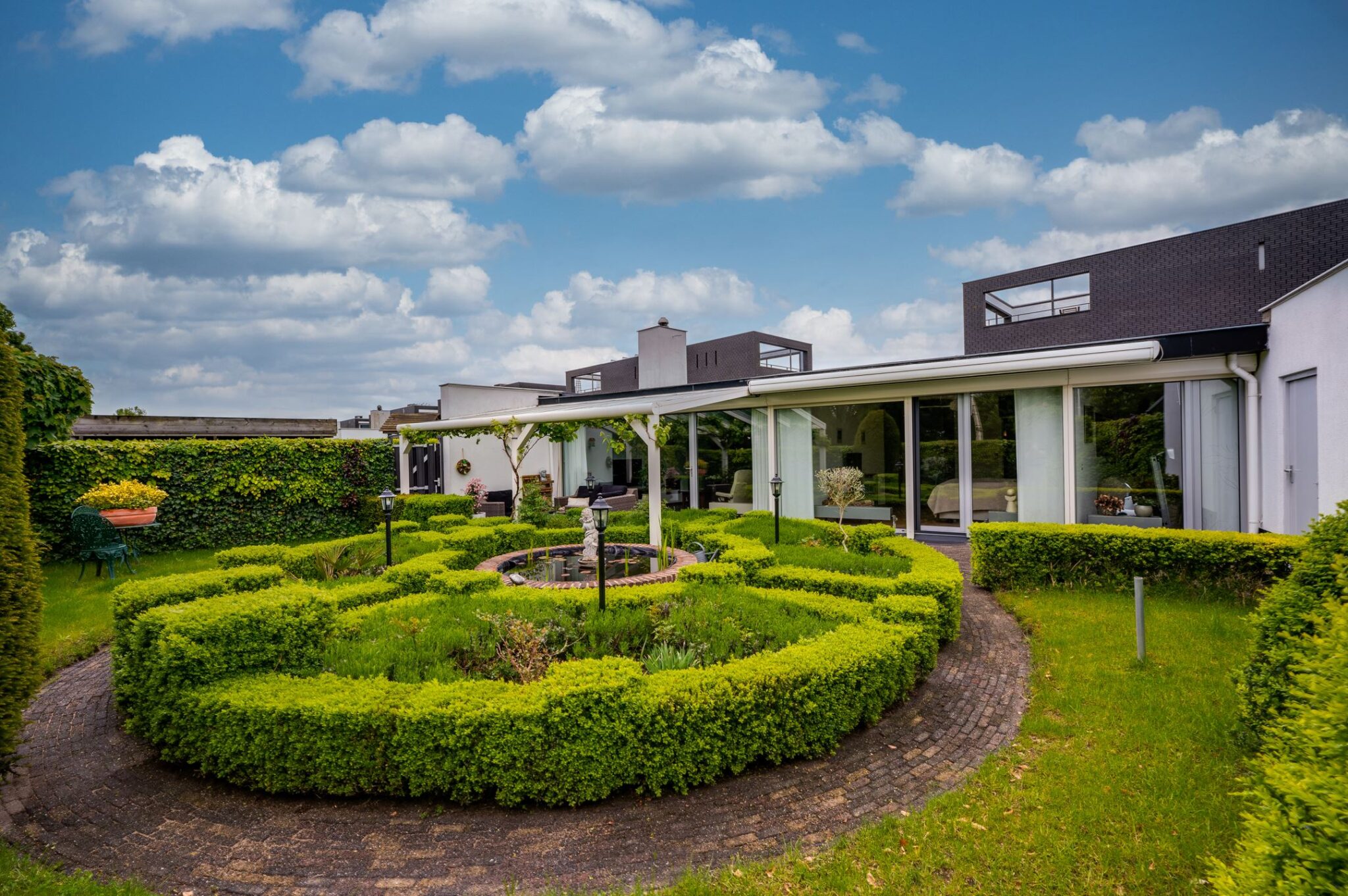 Bungalow in de Reeshof met gave tuin staat te koop - indebuurt Tilburg