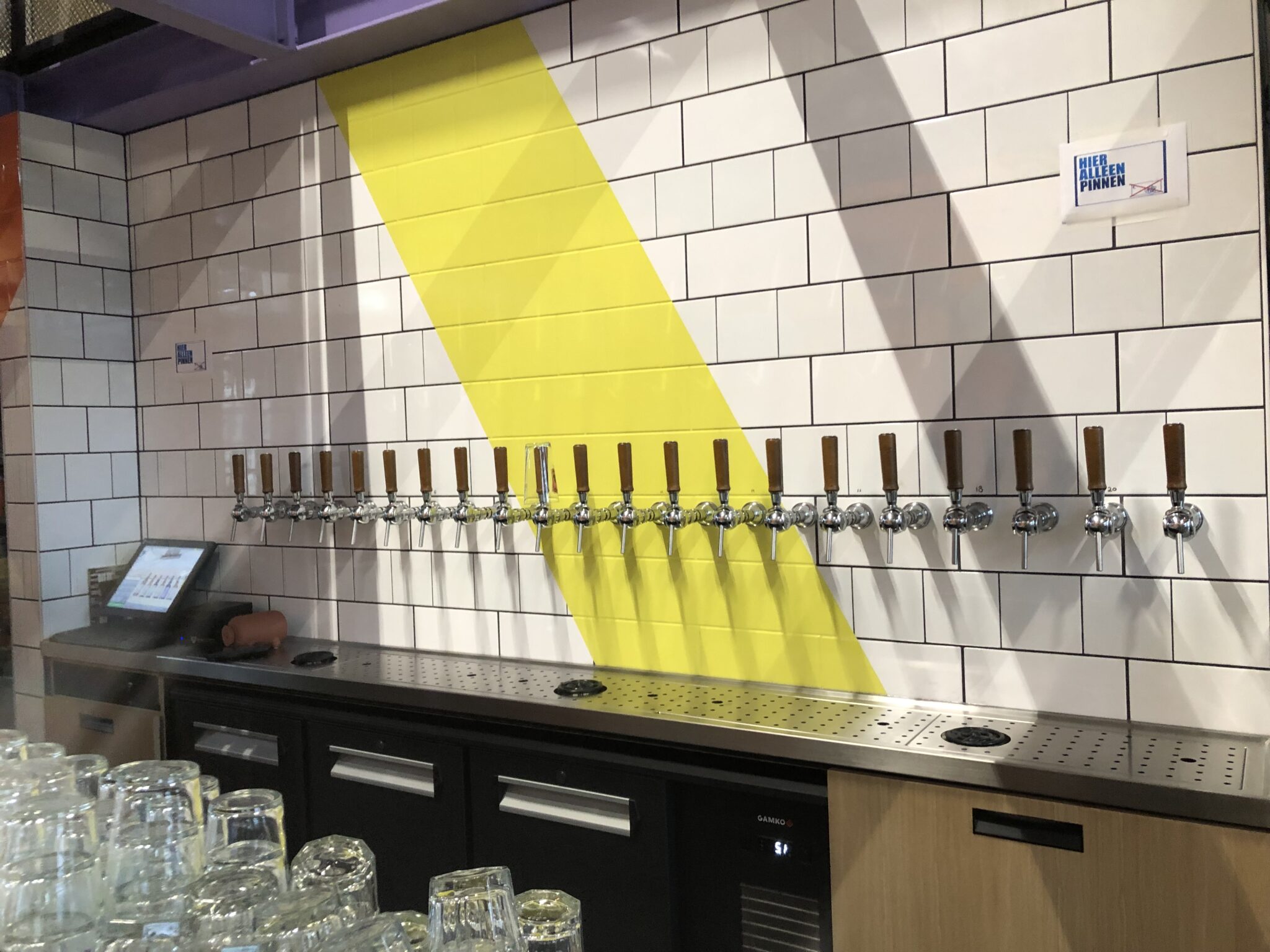 Erwin opende Craft Beer Bar met LOC Brewery: 'Supertrots' Erwin opende Craft Beer Bar met LOC Brewery: 'Supertrots'
