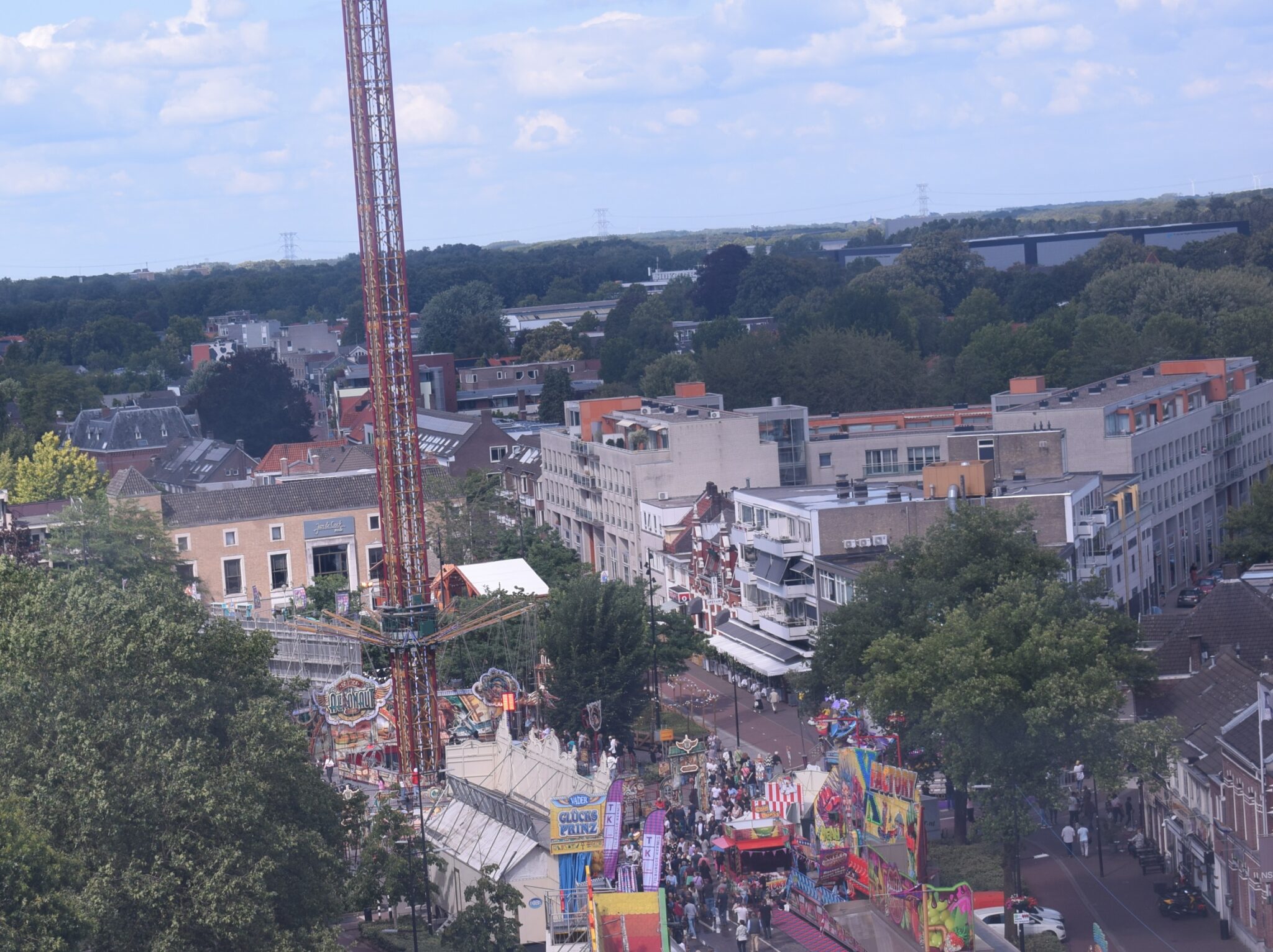 Dit is het uitzicht vanuit het reuzenrad op de Tilburgse Kermis ...