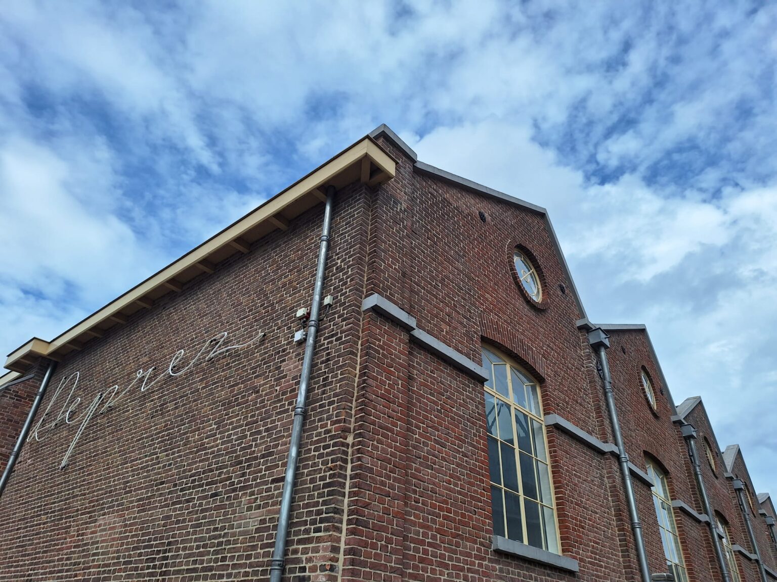 Dit is waarom Deprez in de Spoorzone een zaagdak heeft - indebuurt Tilburg