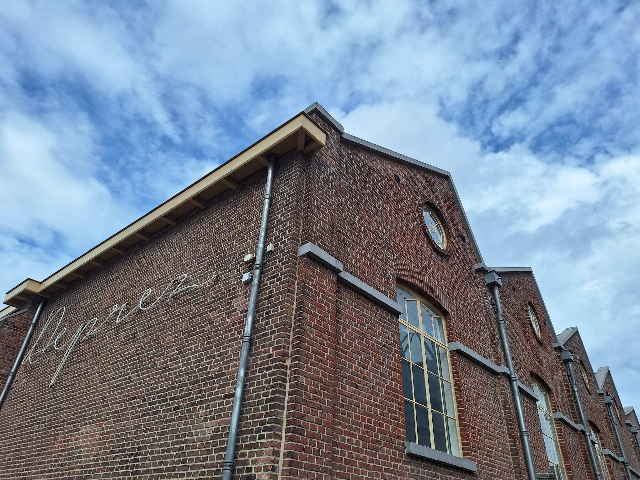 Mysterie: dit is waarom Deprez in de Spoorzone een ‘zaagdak’ heeft ...