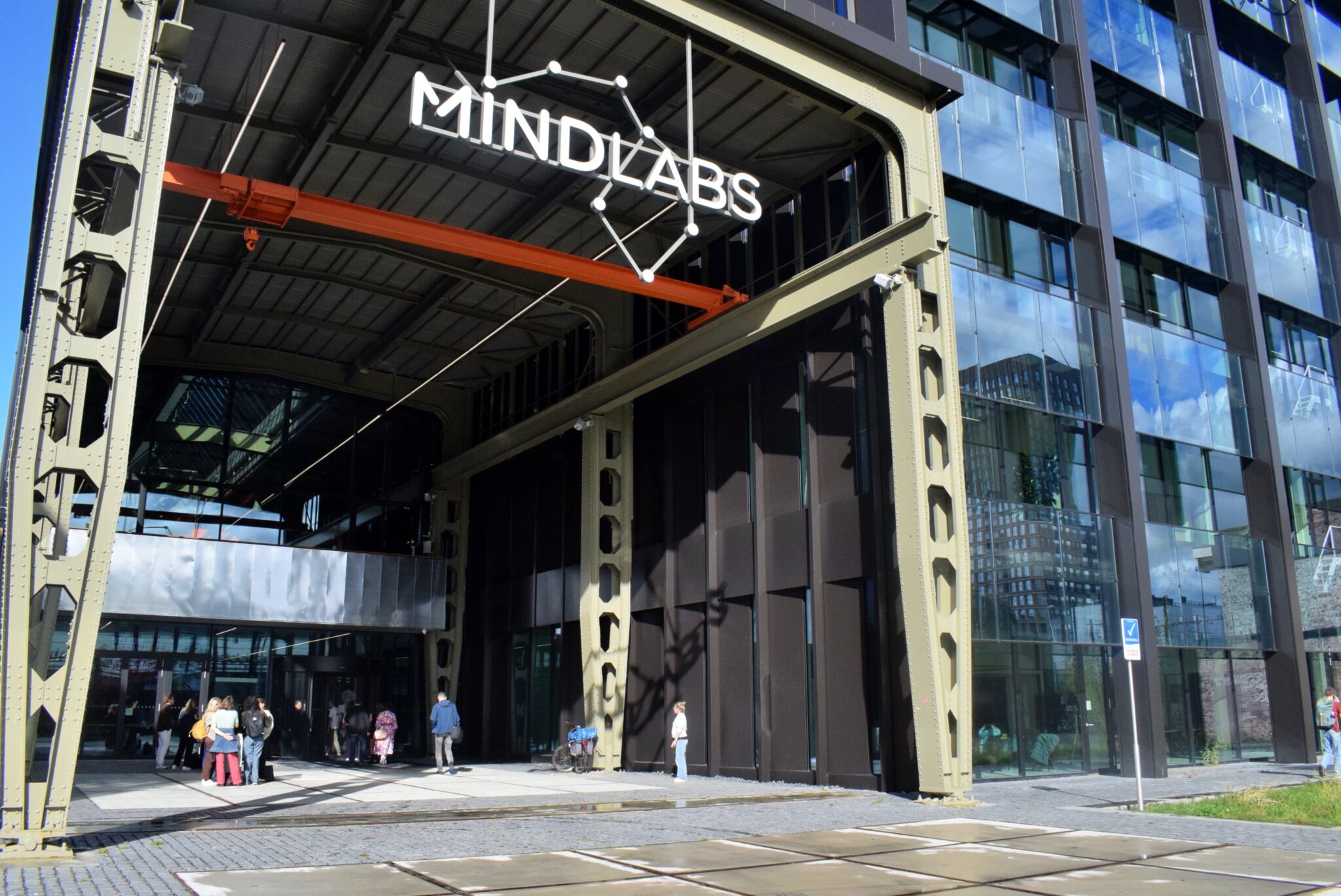 Tilburgse gebouwen kleuren maandagavond rood en dit is waarom