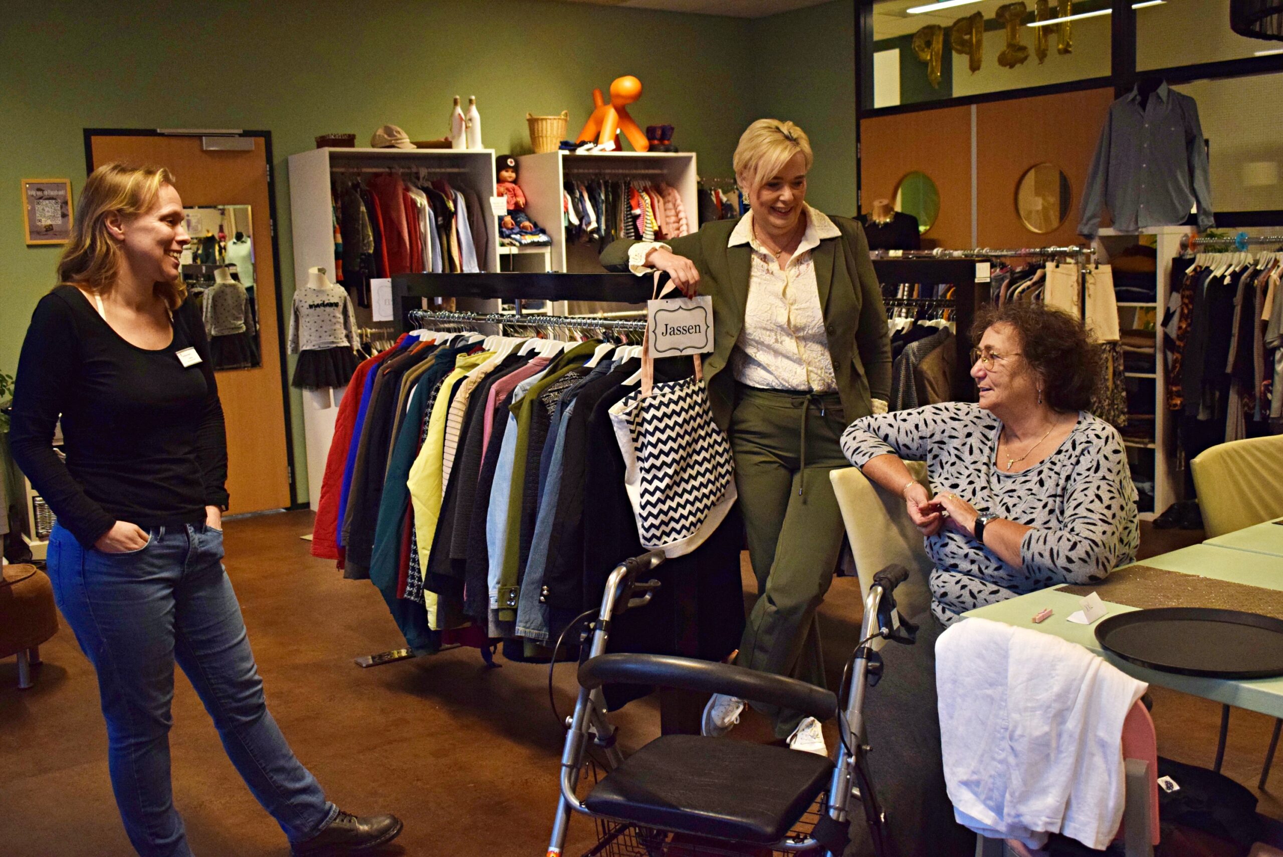 Hipp Heyhoef is dé tweedehandskledingwinkel van de Reeshof: 'Het ...