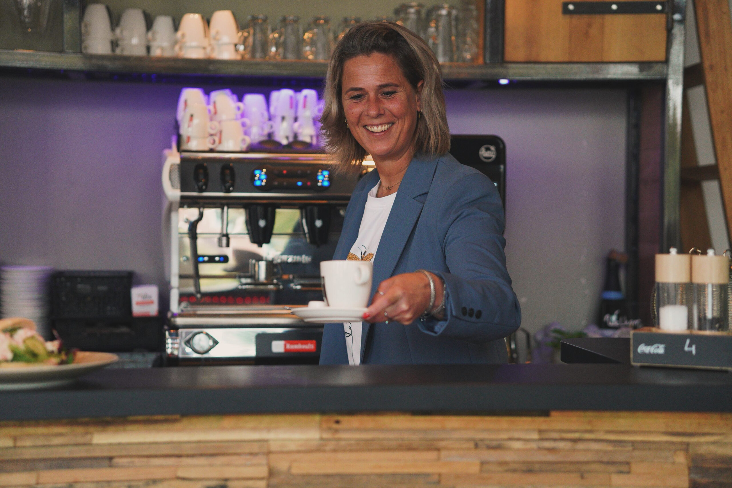 Inge runt haar eigen lunchzaak aan de Piushaven: ‘Het heeft de sfeer ...
