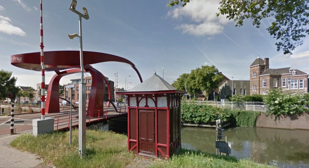 Handig om te weten: de Rode Brug is afgesloten voor al het verkeer ...