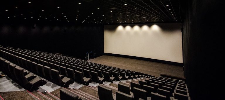 Je kunt nu een film kijken op het grootste bioscoopscherm van Utrecht ...