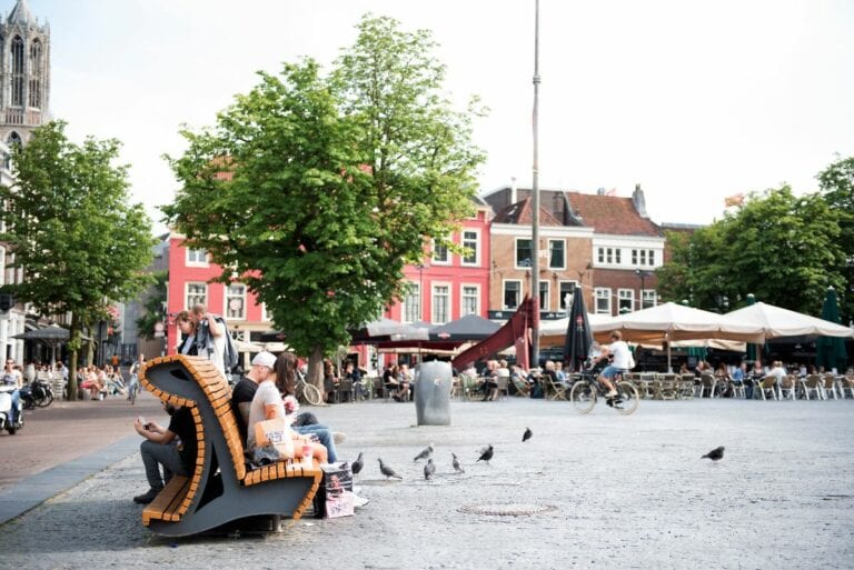 Dit weekend te zien op de Neude: eenzame Jan (78) in zijn glazen ...