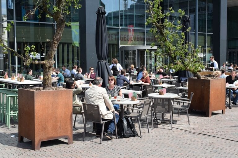 Na je werk een terrasje pakken? Op deze 11 plekken zit je in de zon ...