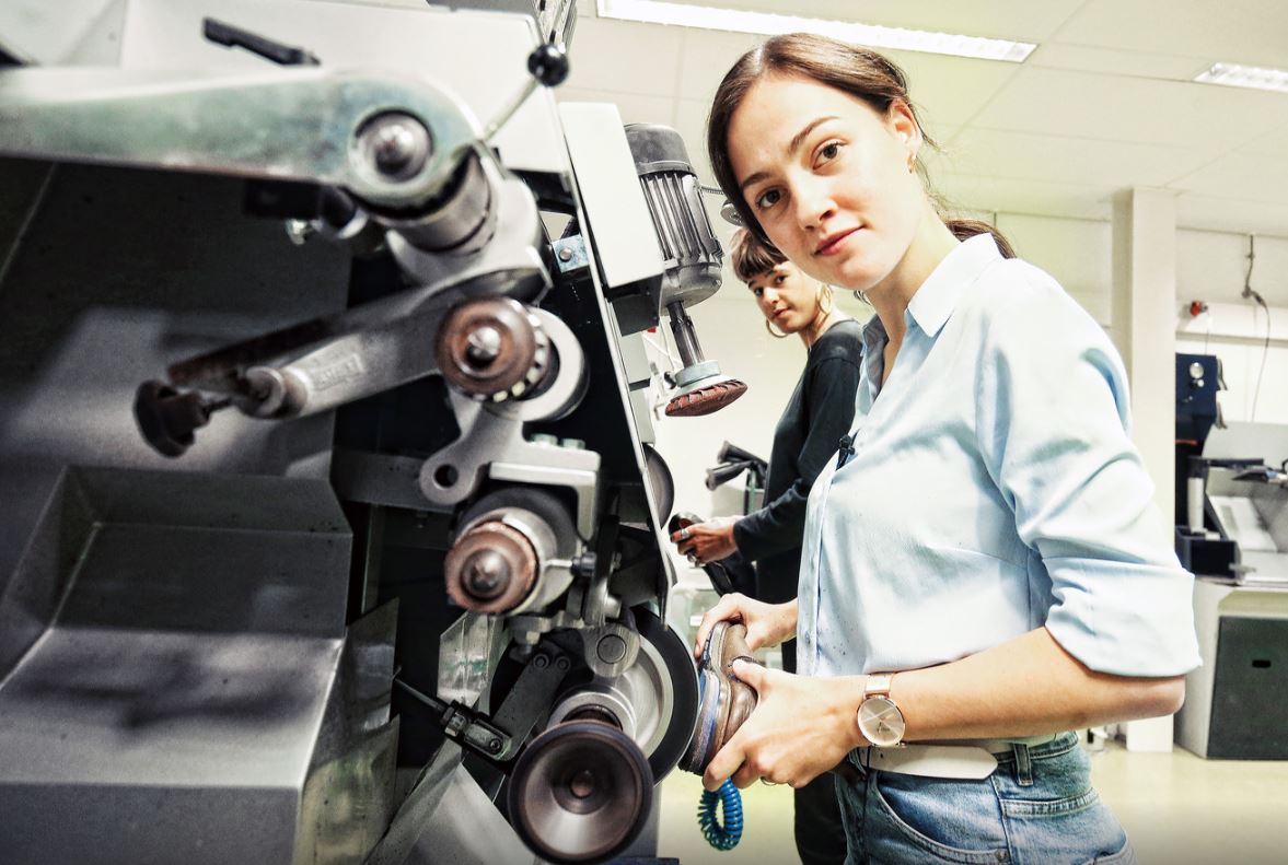 Emma (20) is één van de vijf mensen in Nederland die de opleiding tot ...