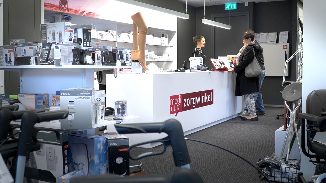 Krissy werkt bij de Zorgwinkel: 'Je kunt bij ons gratis krukken of een ...