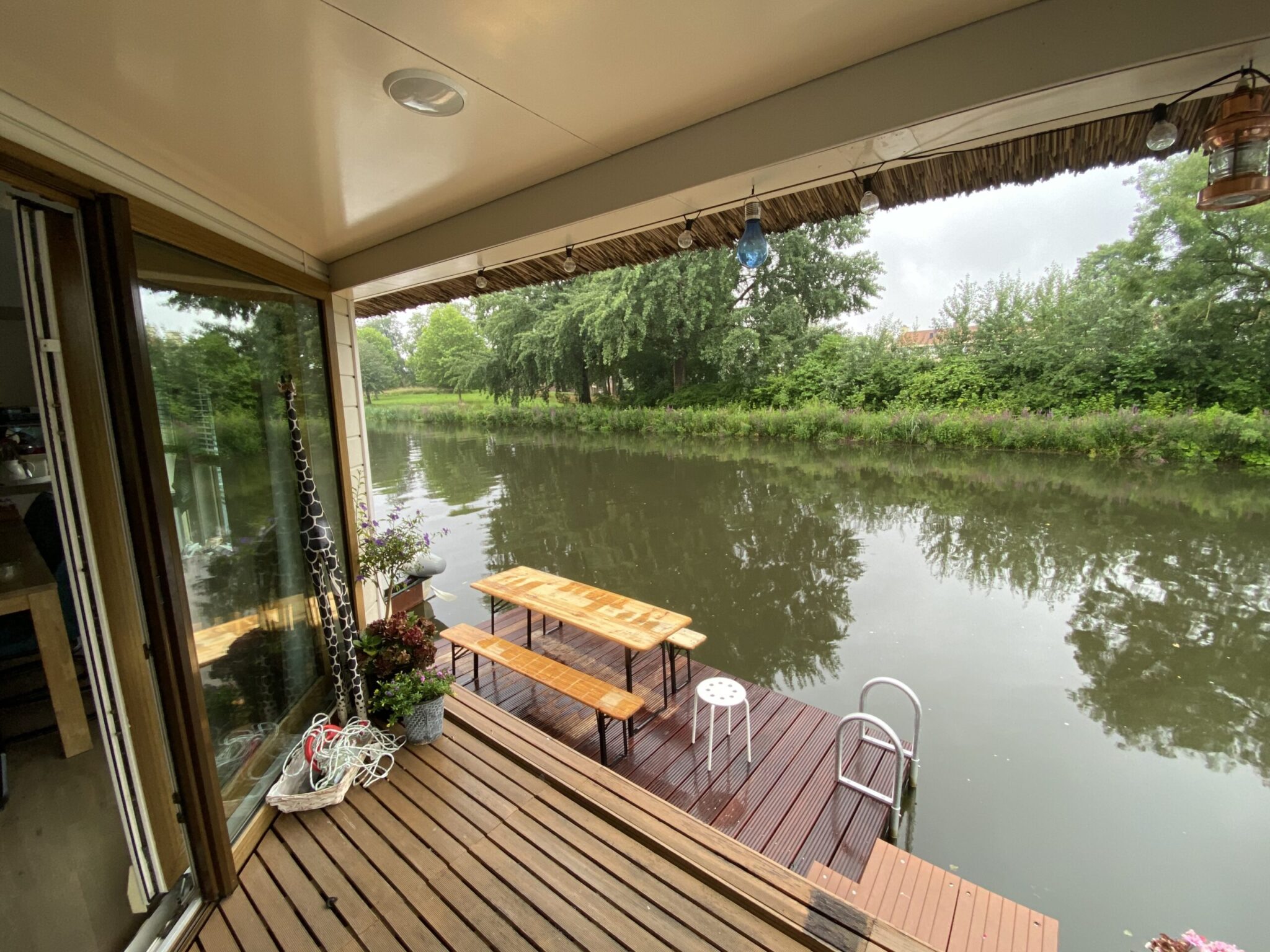 Binnenkijken in de Utrechtse woonboot van Anne-Marie en Rex: 'Iedereen ...