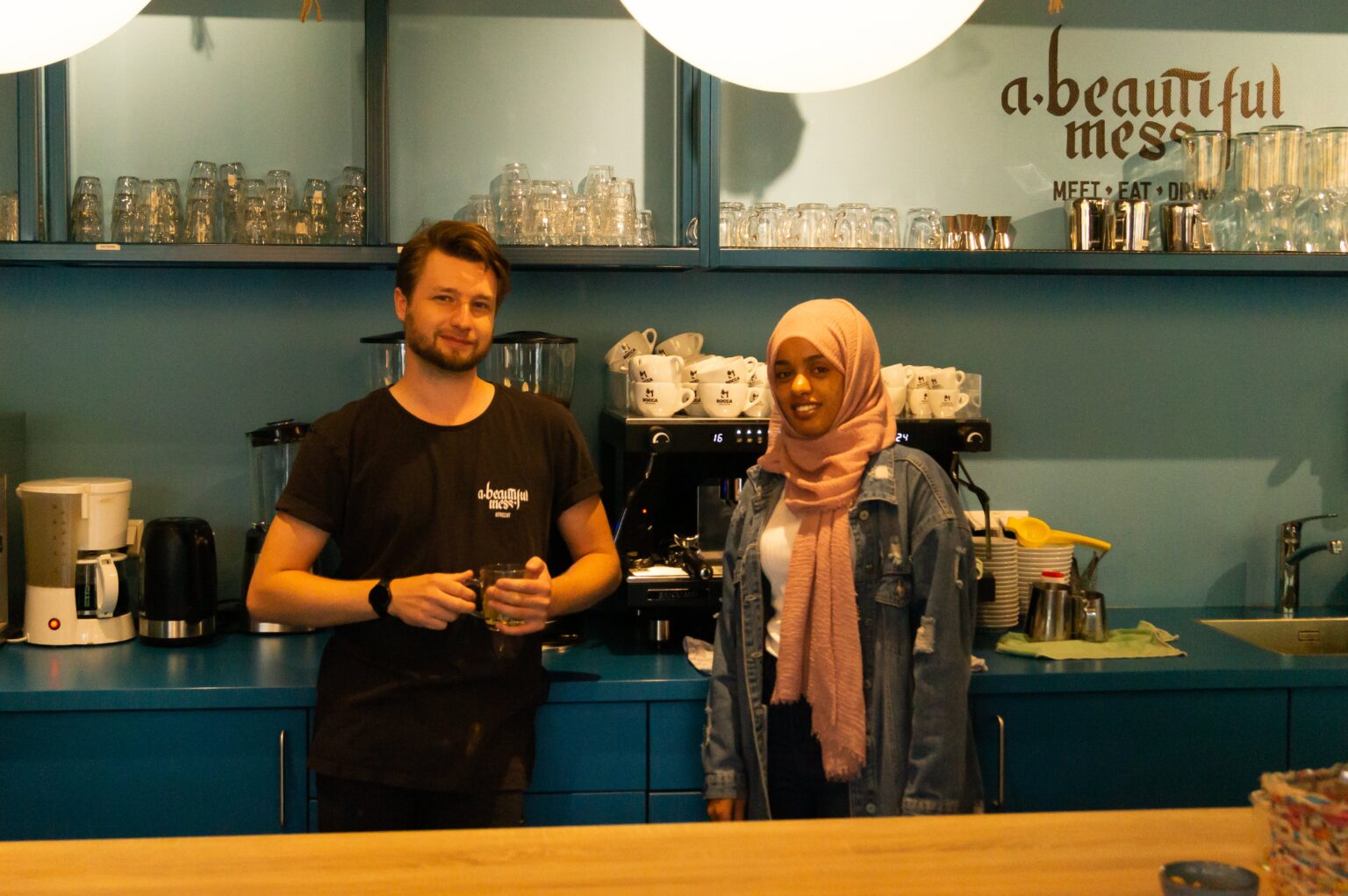 Pjotr en Kalda werken in het community café van het azc in Utrecht ...