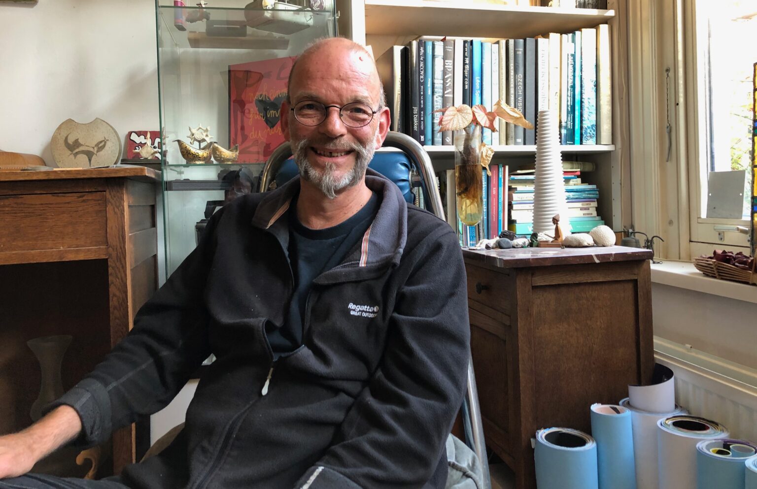 Frans de Jonge is afficheplakker: 'Het is een harde wereld, sommigen gaan agressief te werk ...