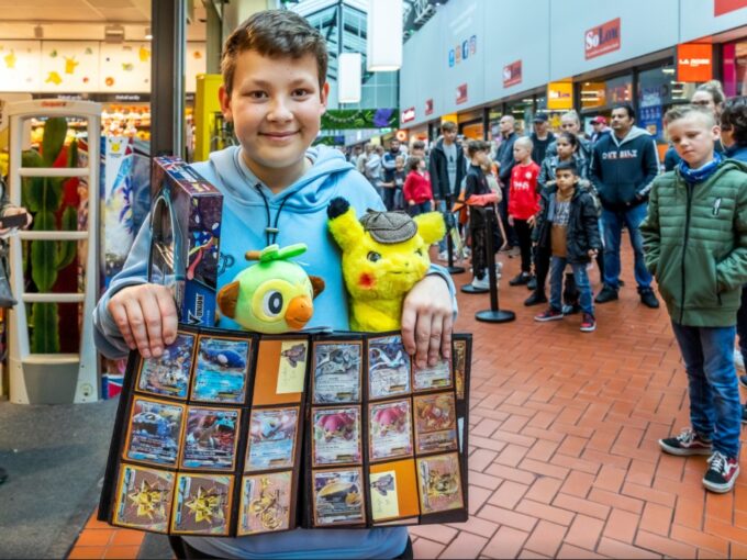 Uur in de rij voor Pokémonwinkel in Utrecht: ‘Het loopt allemaal beetje ...