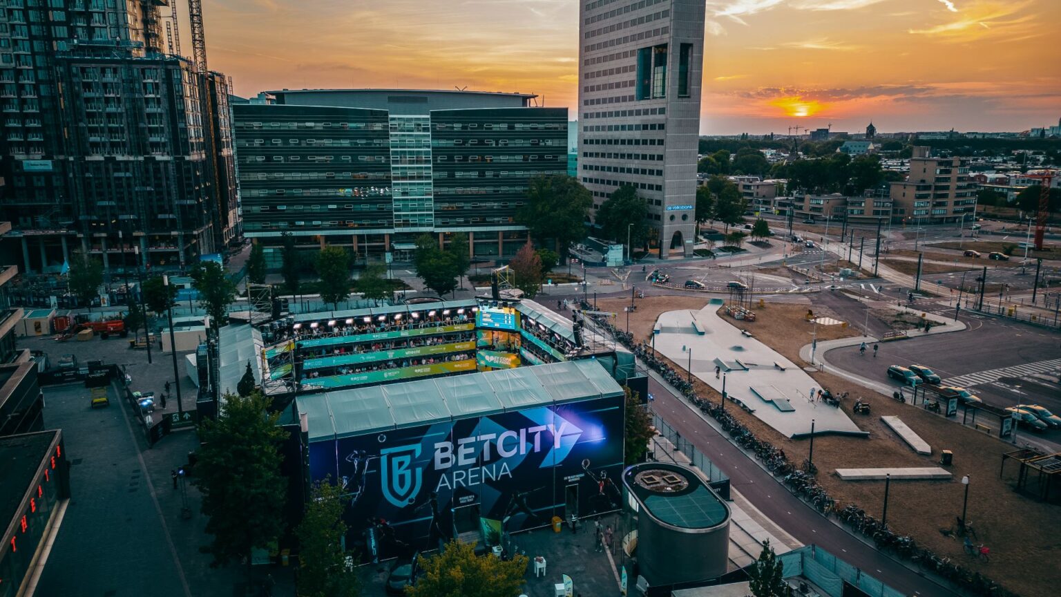 Op het Jaarbeursplein staat deze week een stadion en dit is waarom ...