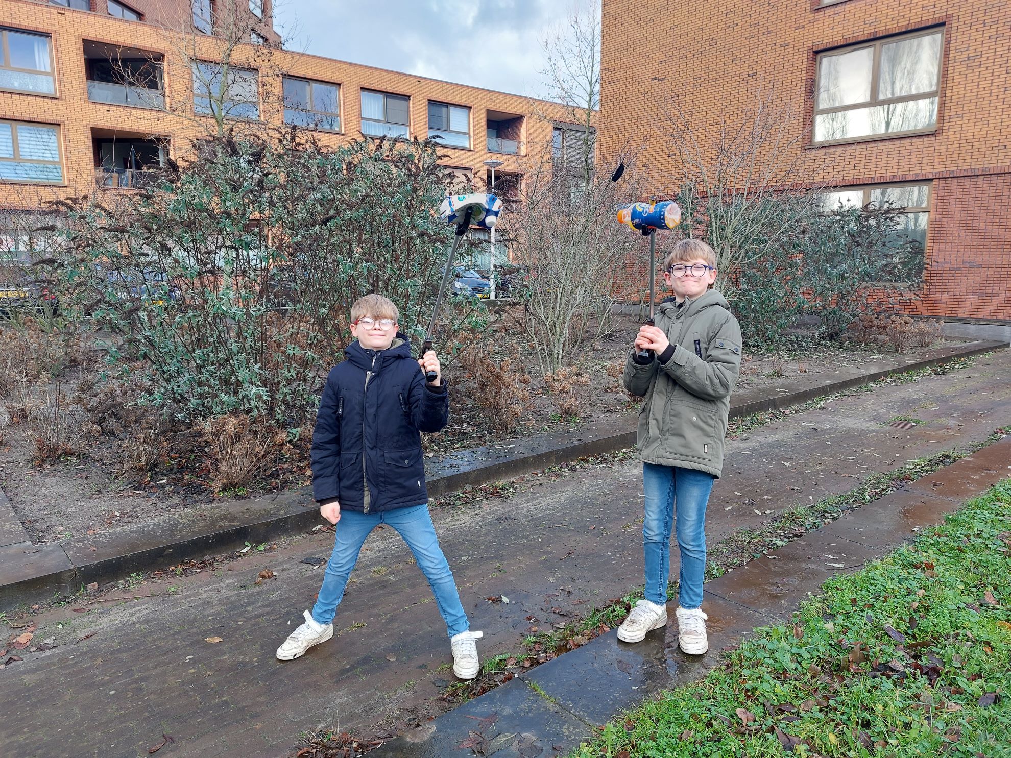 Thijs en Pim (10) prikken vuil in Terwijde: 'Het gekste dat ik vond, is ...