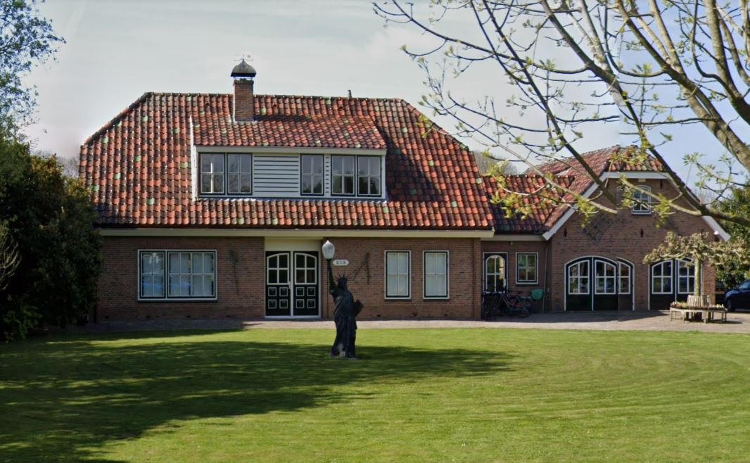 Wil je zien! Deze Utrechtse villa met gigaperceel staat nu te koop voor 1,9 miljoen euro ...