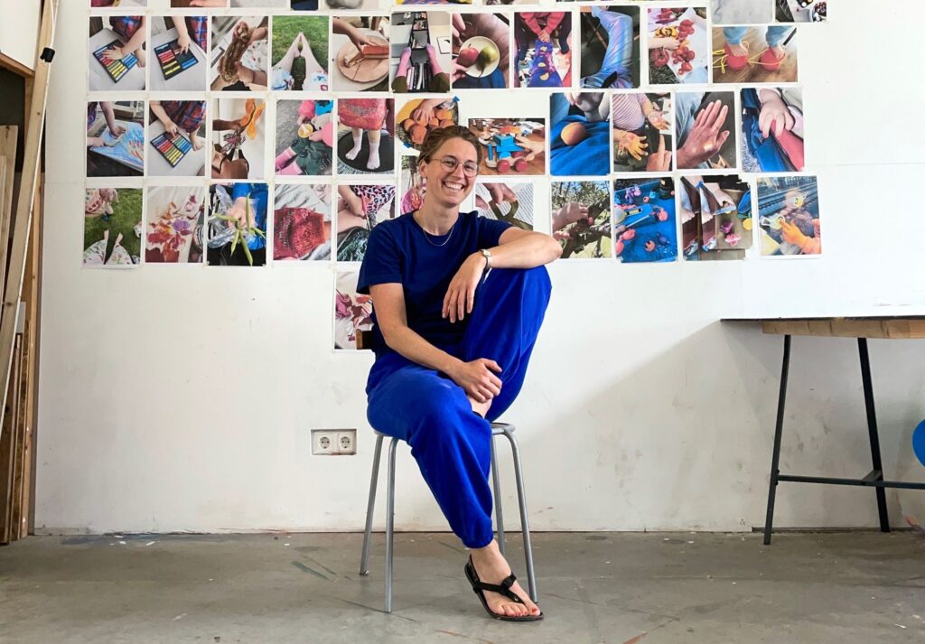 Britt verwerkt feminisme en moederschap in haar kunst. ‘Ik leg het er ...