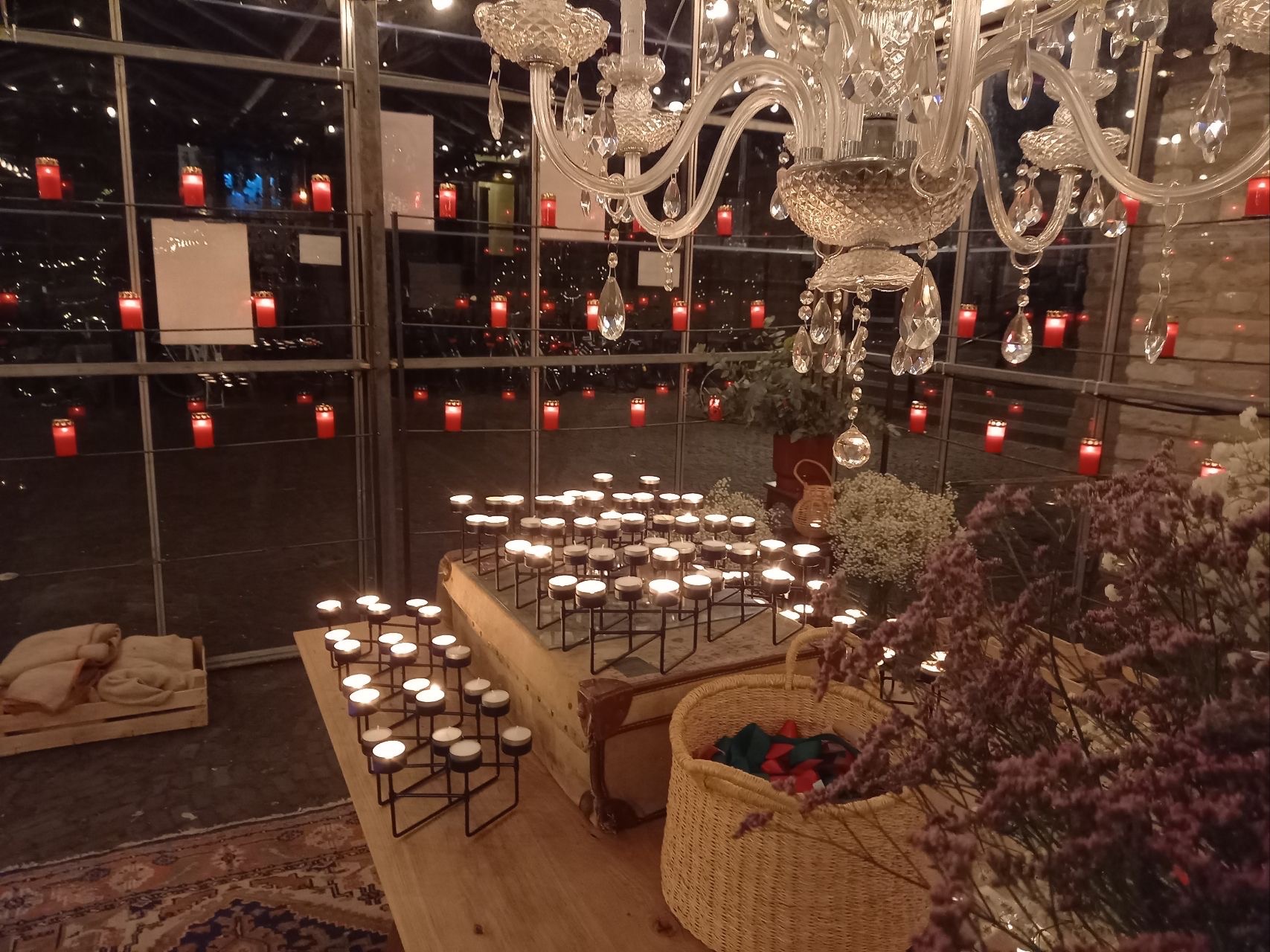 Marjon haalt een verlichte kas om te rouwen en vieren naar het Domplein ...