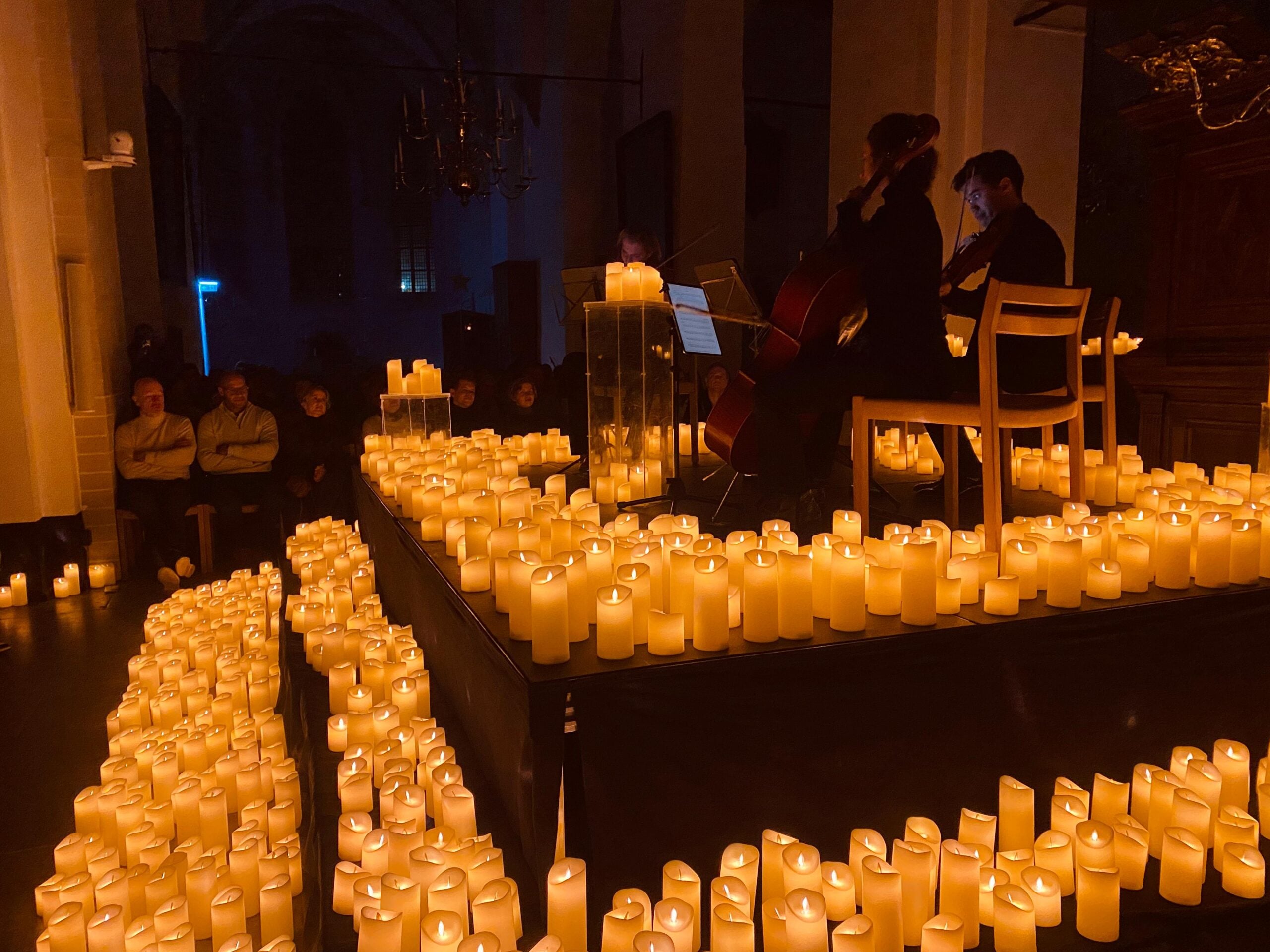 Video! Klassieke kerstmuziek en kaarsen in de kerk: zo zag het ...