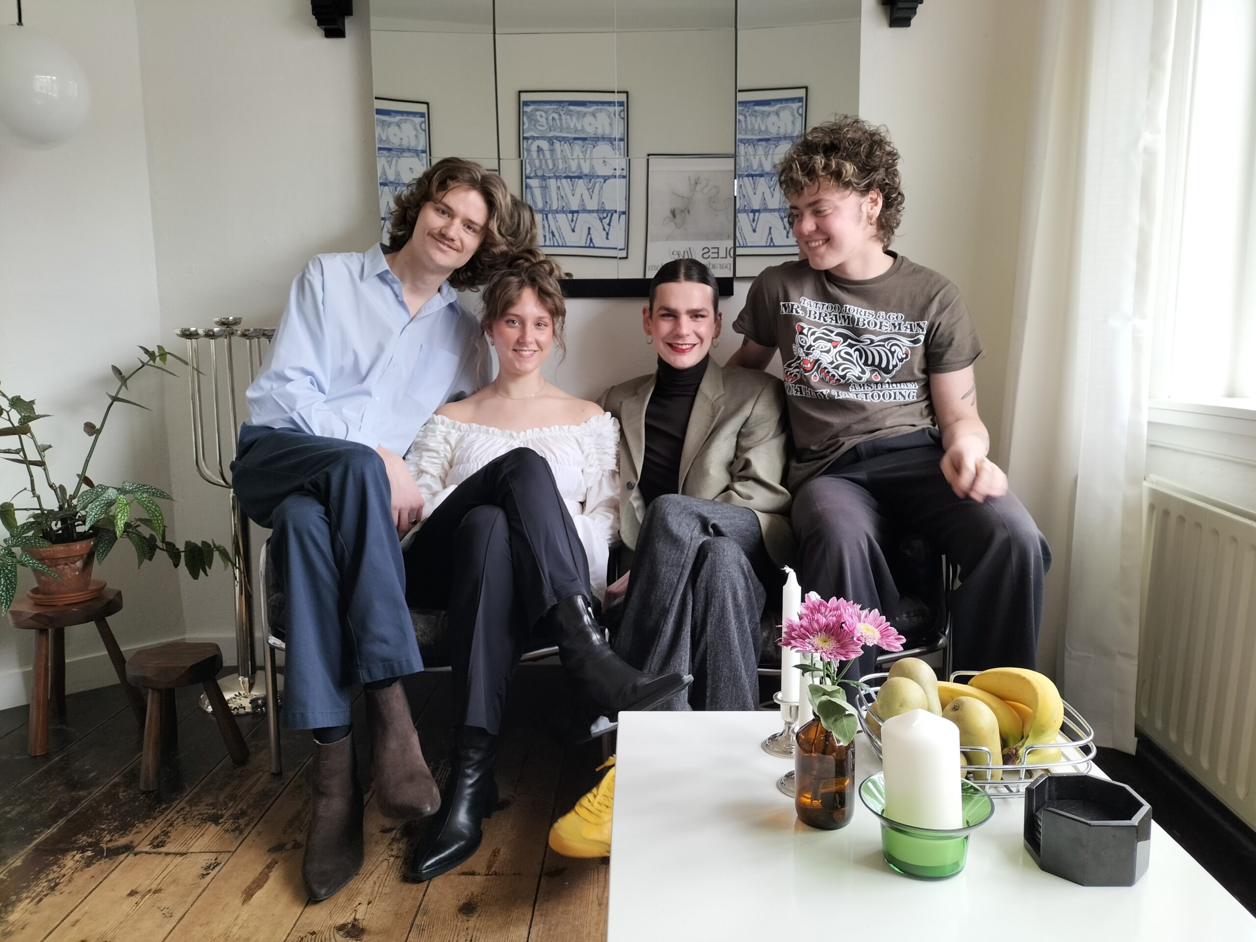 Binnenkijken bij Anna Lynn, Batjen, Luuk en Rik: ‘In onze woonkamer ...