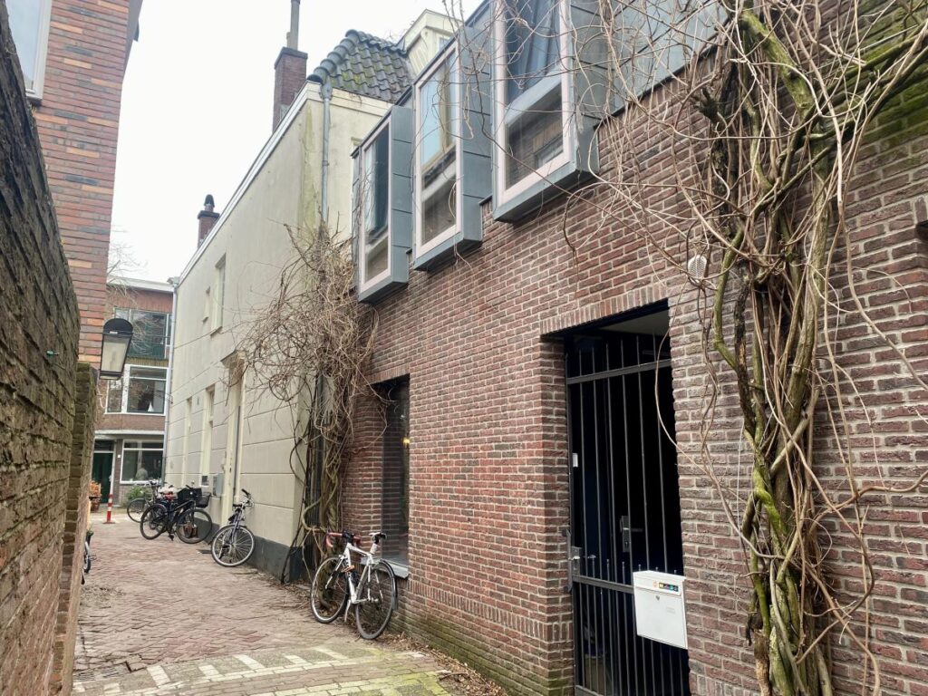 Tetrissen maar! Dit is het kleinste huis dat nu te koop staat in Utrecht - indebuurt Utrecht