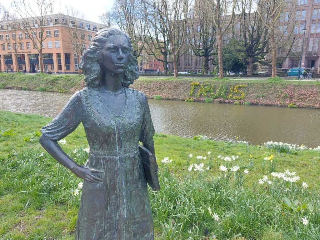 Dit is waarom je de letters Truus en Trui in Utrechtse parken tegenkomt ...