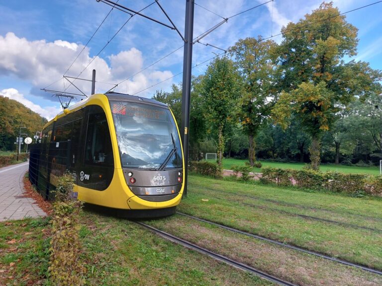 Binnenkort kun je als proef in het weekend met de tram naar Utrecht ...