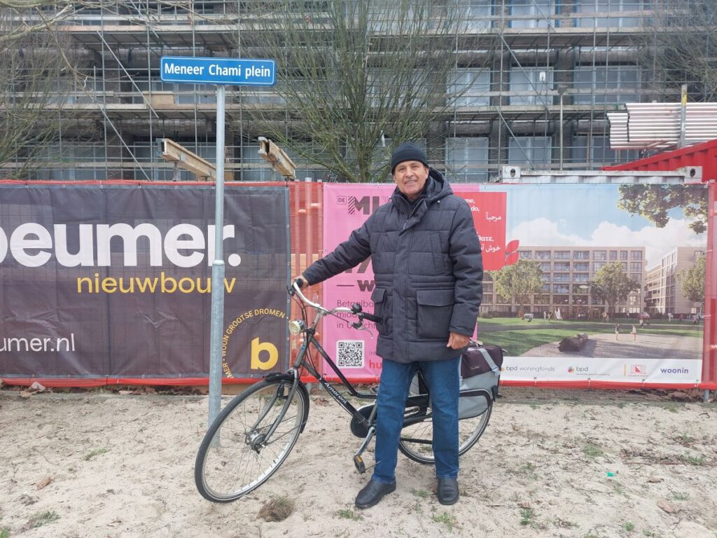 Meneer Chami (80) heeft zijn eigen straatnaambordje: 'Als je iets goeds ...