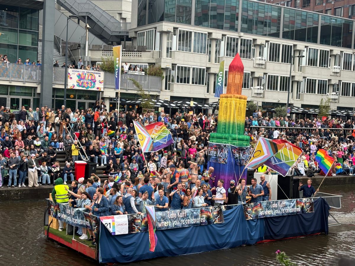 Foto's! Regenbogen, glitters en héél veel boten: Utrecht Canal Pride 2024 in beeld - indebuurt ...