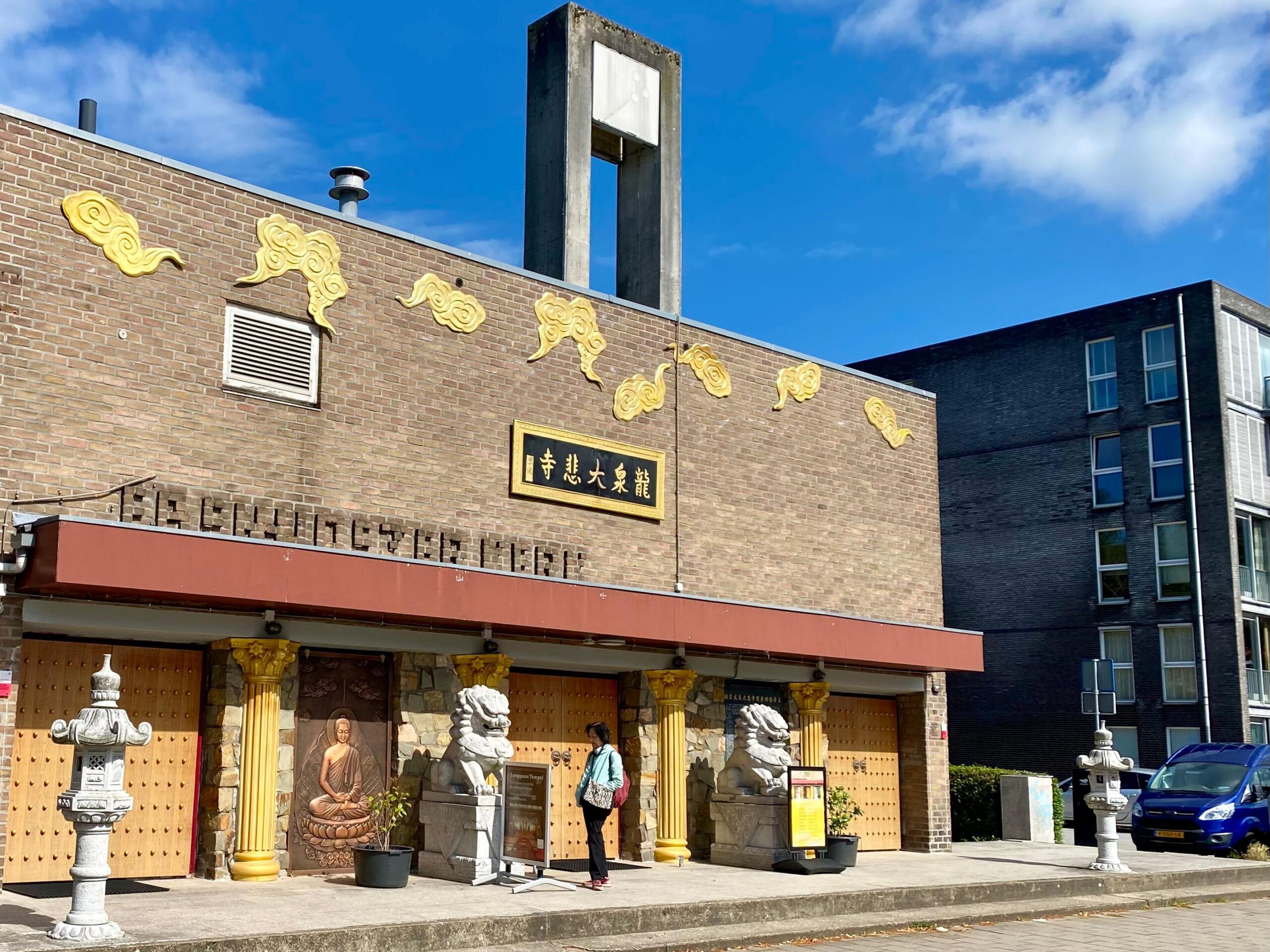 Gouden gigabeelden en wierook: zo ziet de Longquan Tempel in Zuilen er binnen uit - indebuurt ...