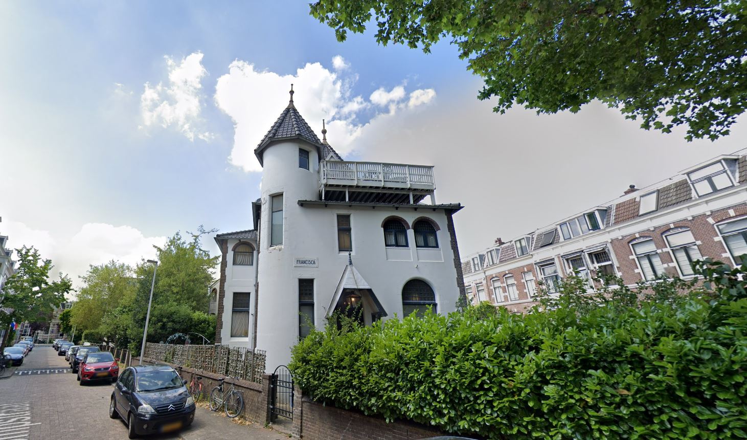 Wonen aan de Trompstraat: het kleinste versus het grootste huis dat nu te koop staat - indebuurt ...