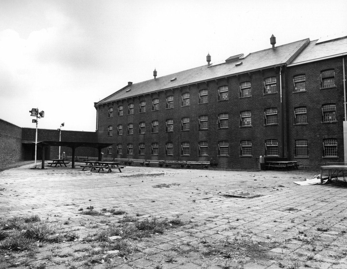 Bij deze nieuwe bar doe je een drankje op de binnenplaats van een oude ...