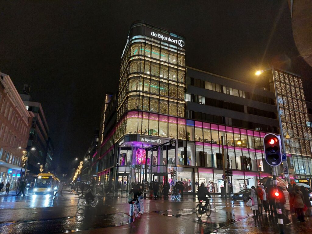 Deze bekende artiest treedt op in de Utrechtse Bijenkorf - indebuurt ...