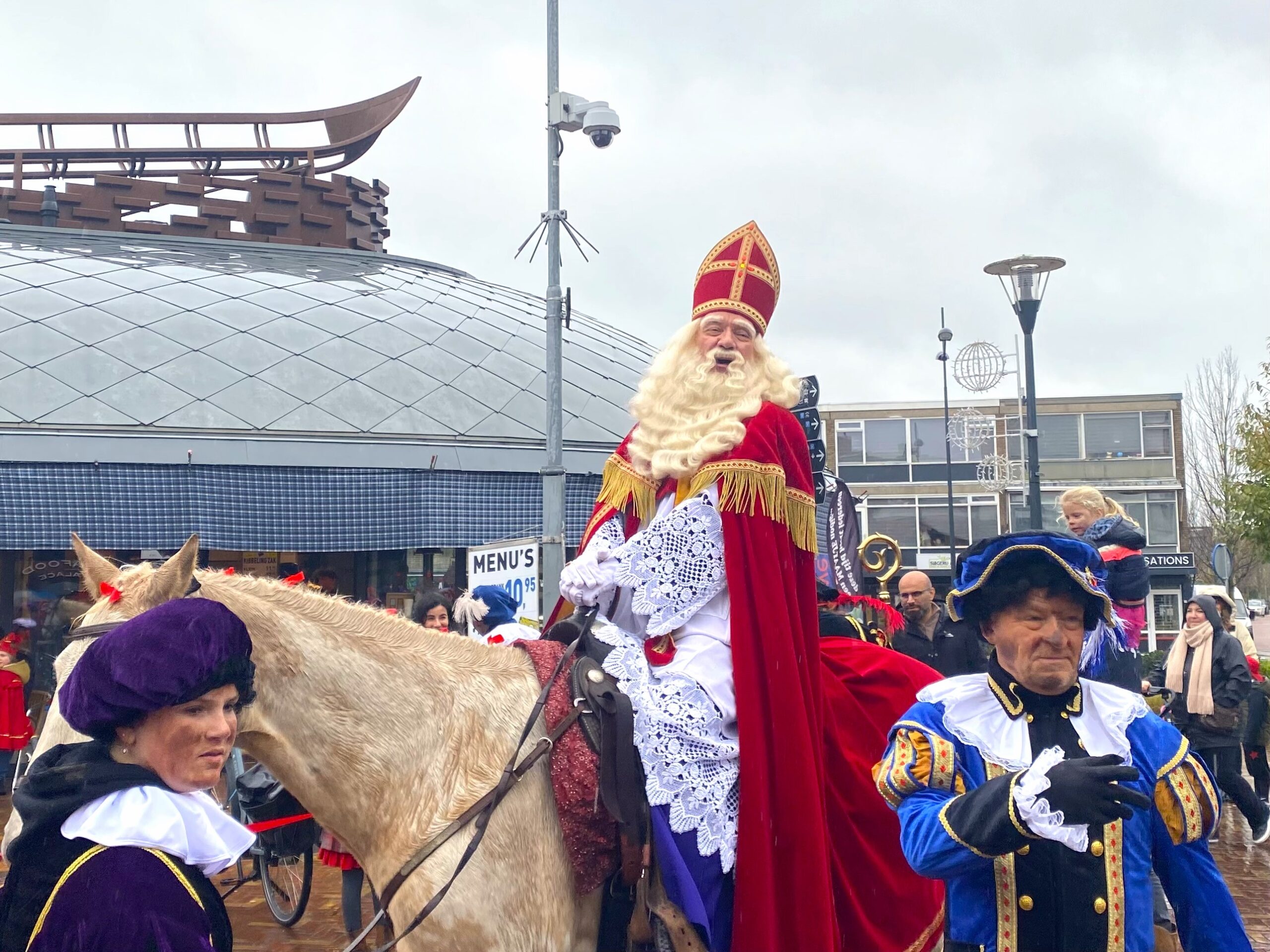 Hij komt, hij komt: dit was sinterklaasintocht 2023 in Veenendaal [VIDEO]