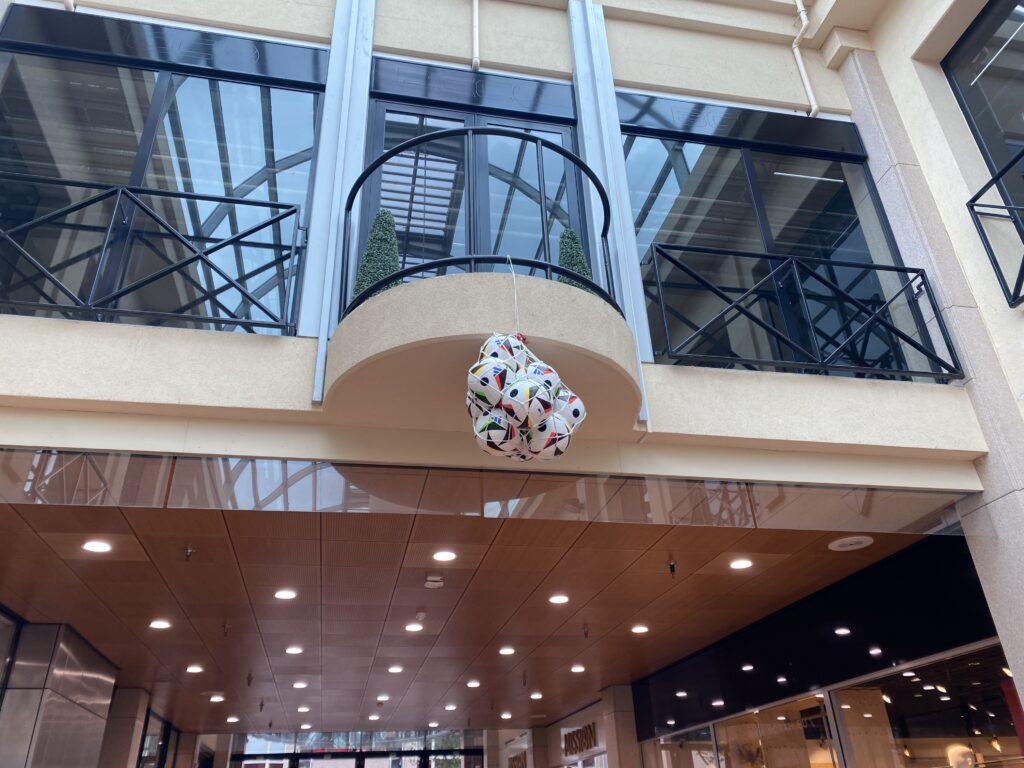 Voor voetbalfans: hier in Veenendaal worden 200 officiële EK-ballen ...