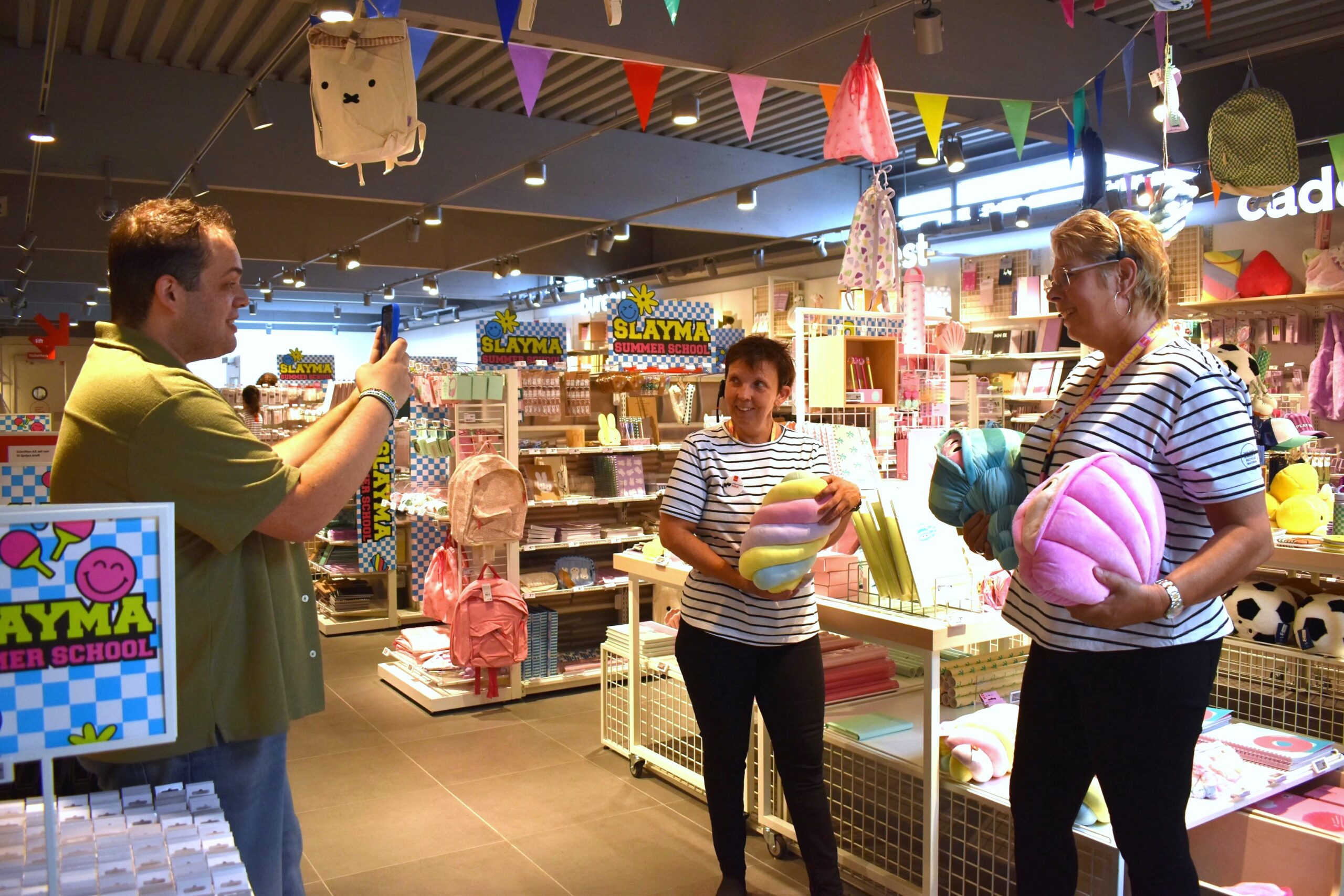 Medewerkers van Hema Veenendaal zijn ware TikTok-hit: 'We worden zelfs buiten de winkel herkend'