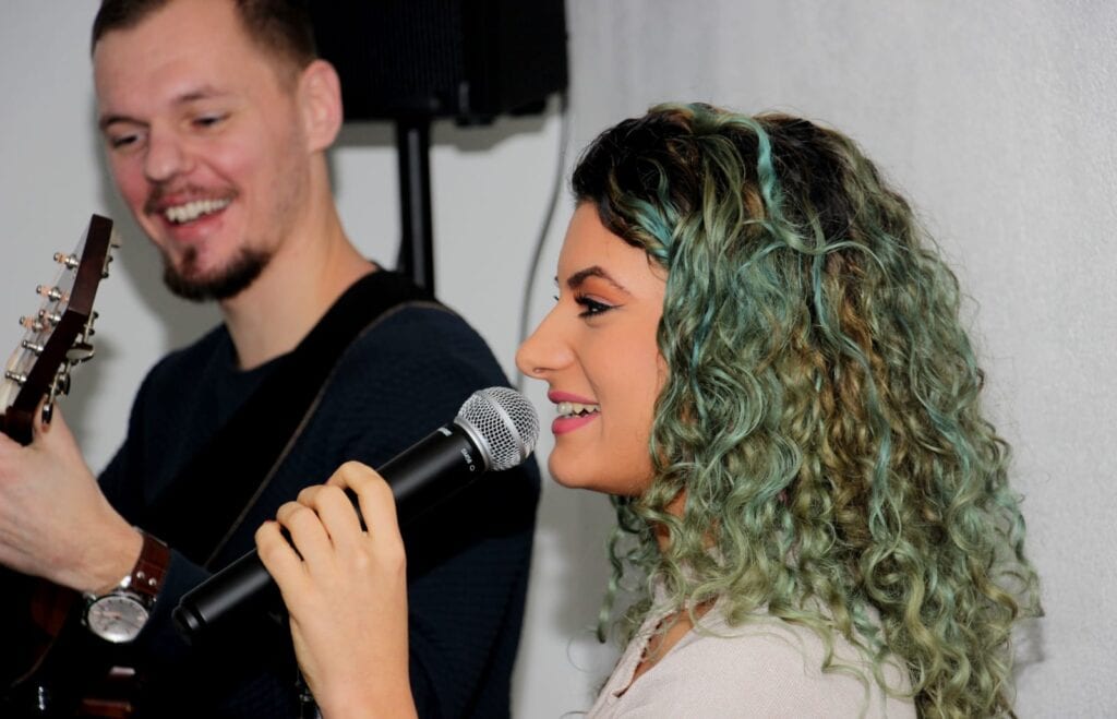 Van meeblèren in de Matinée tot optreden voor 9000 man: Maral en Daan ...