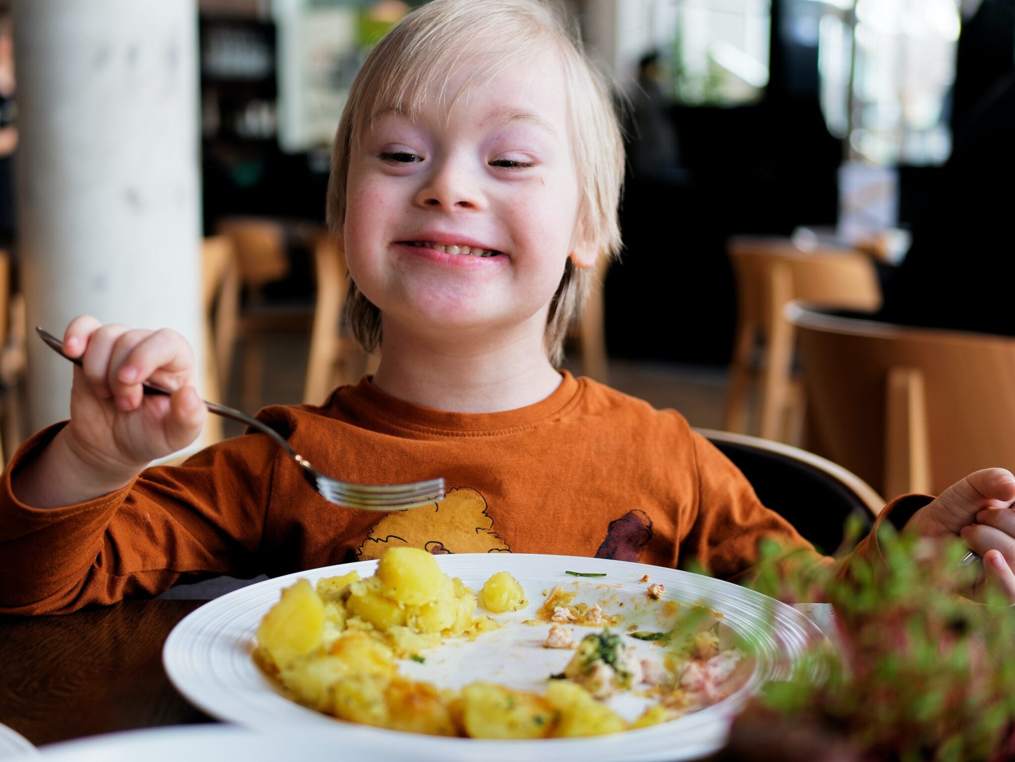 Bij lunchroom De Bonte Zebra werken mensen met een beperking: ‘Ze zijn ...