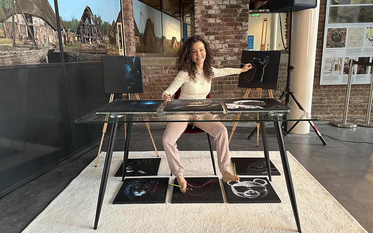 Rajacenna tekent met handen en voeten én ondersteboven: ‘Ik vind het ...