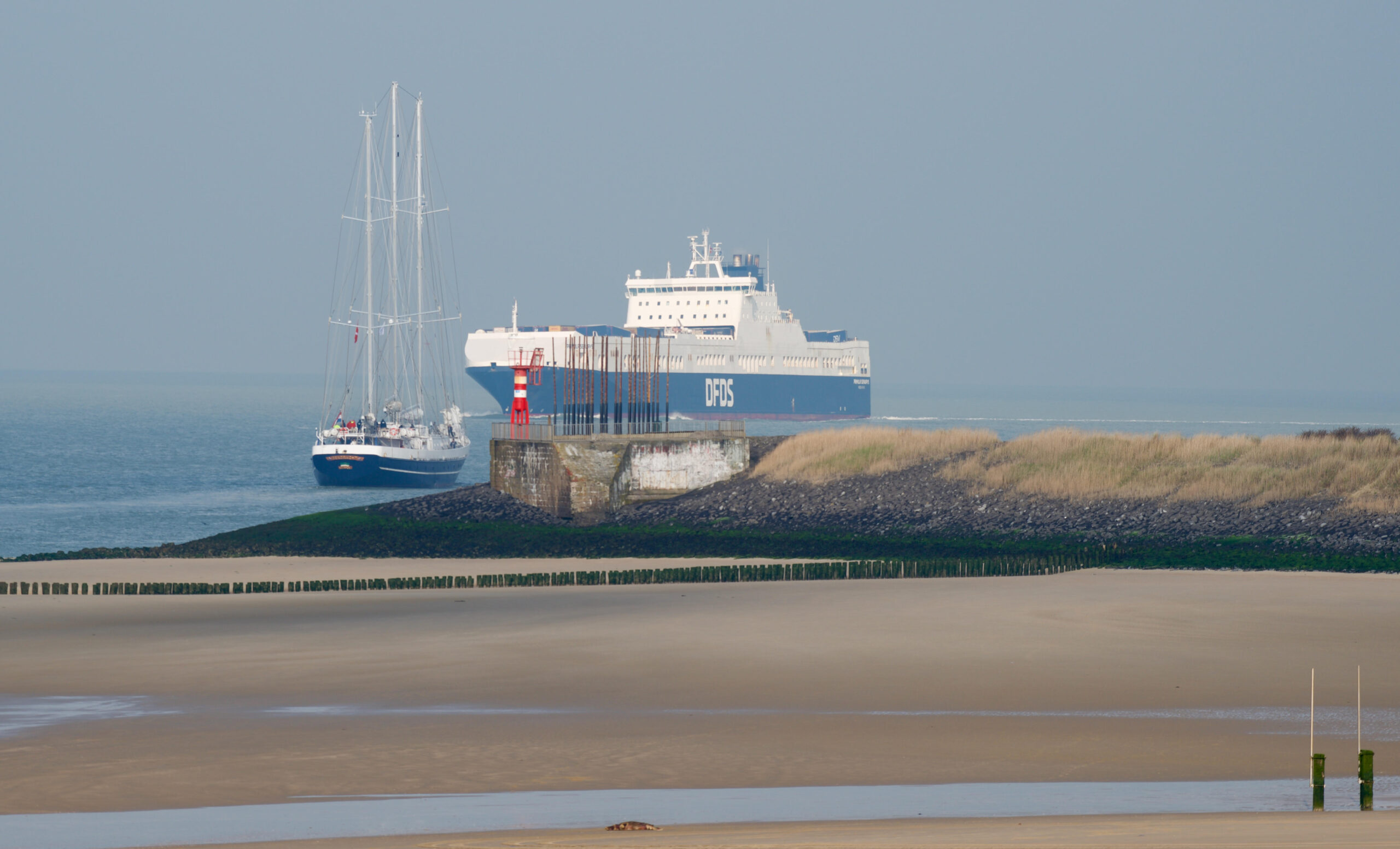 Dit is de reden waarom schepen zo dicht langs het Badstrand varen ...