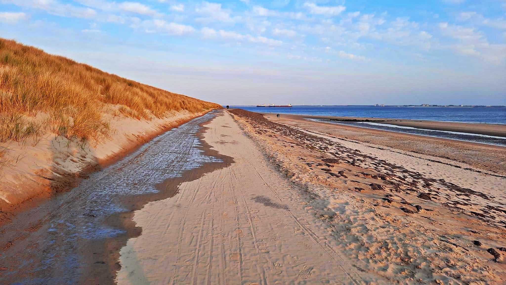 Huh, een plas water onderaan de Nolledijk terwijl het kurkdroog is? Dit ...
