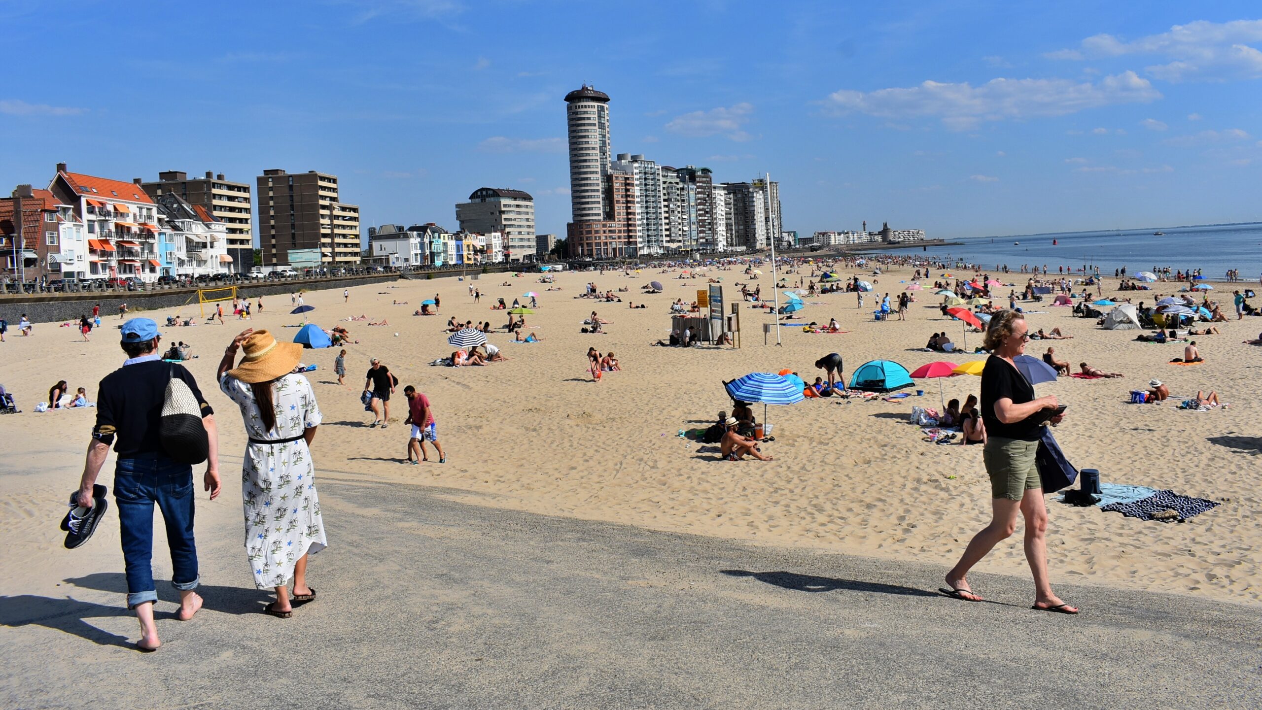 De blauwe vlaggen zijn weer gehesen: hier kan je lekker op een schoon strand liggen - indebuurt ...
