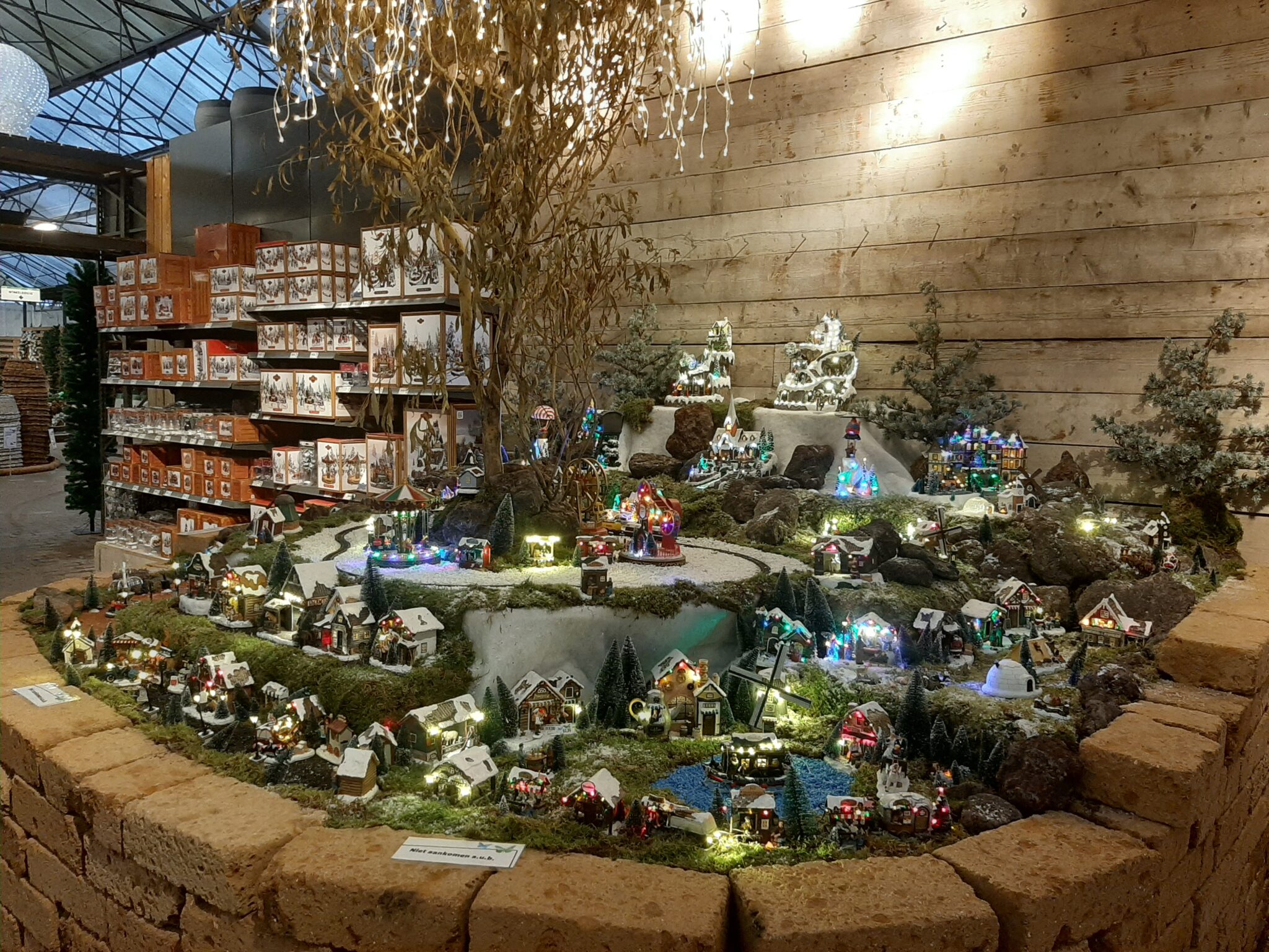 Een rijdende trein en overal lichtjes in de kerstshow van Intratuin ...