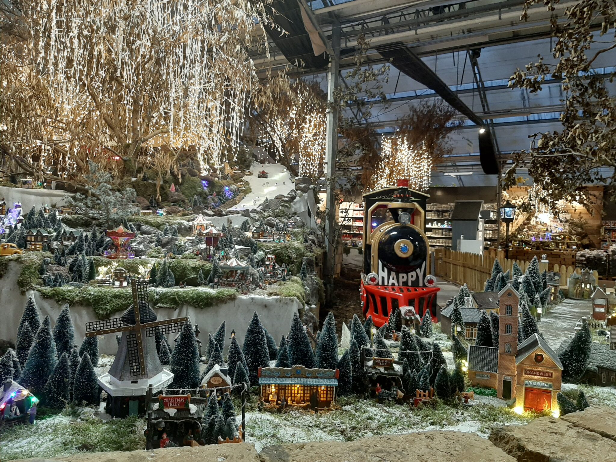 Een rijdende trein en overal lichtjes in de kerstshow van Intratuin ...